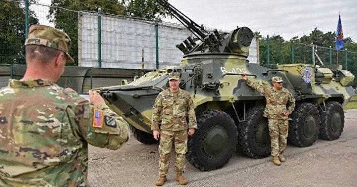 Thiết xa bộ binh BTR-3U Ukraine tiến vào tiếp quản thành phố Kherson ...